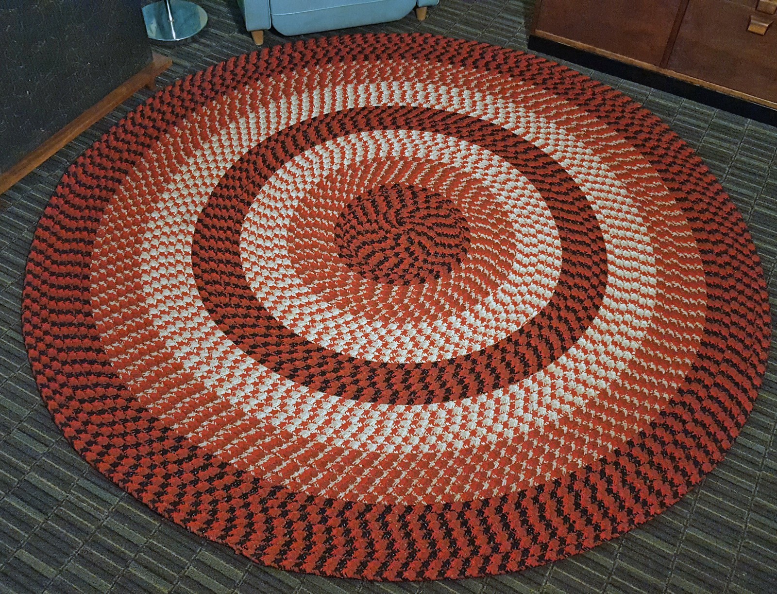 VINTAGE BRAIDED RUG ROUND LARGE RED & WHITE CIRCULAR 7ft DIAMETER | eBay