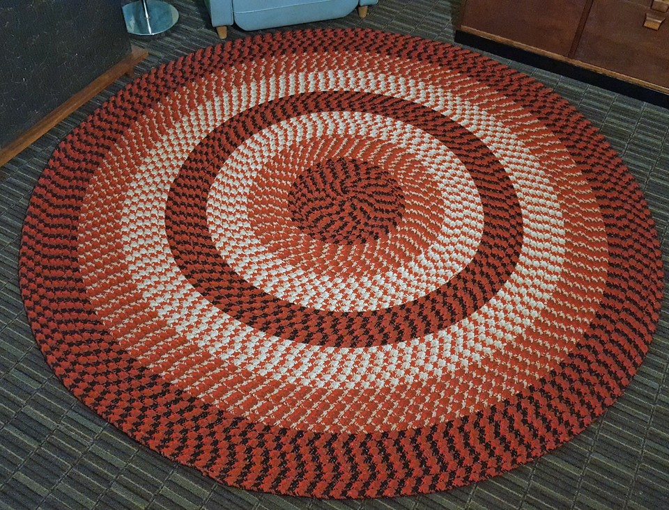 VINTAGE BRAIDED RUG ROUND LARGE RED & WHITE CIRCULAR 7ft DIAMETER | eBay