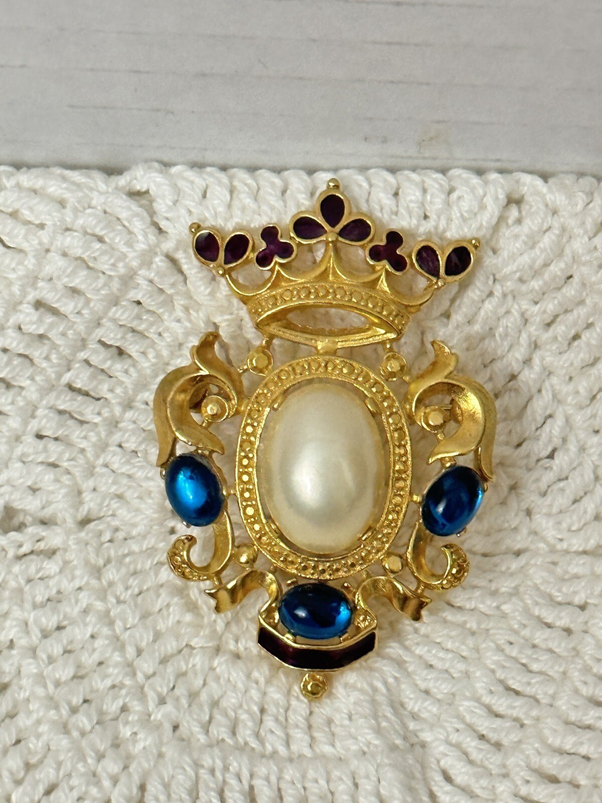 Trifari Vintage Gold Coat Of Arms Crown Brooch Teal, … - Gem