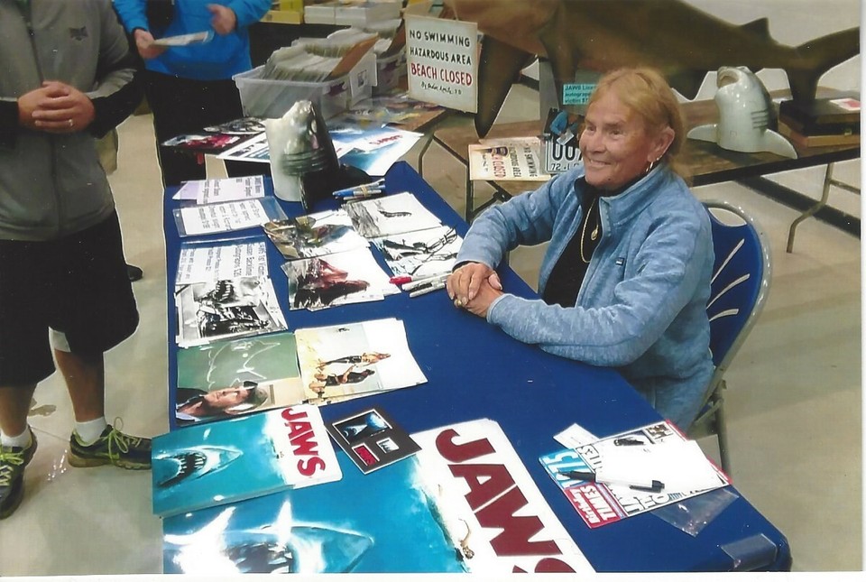 JAWS 1st Victim autographed color card the late Susan Backlinie | eBay
