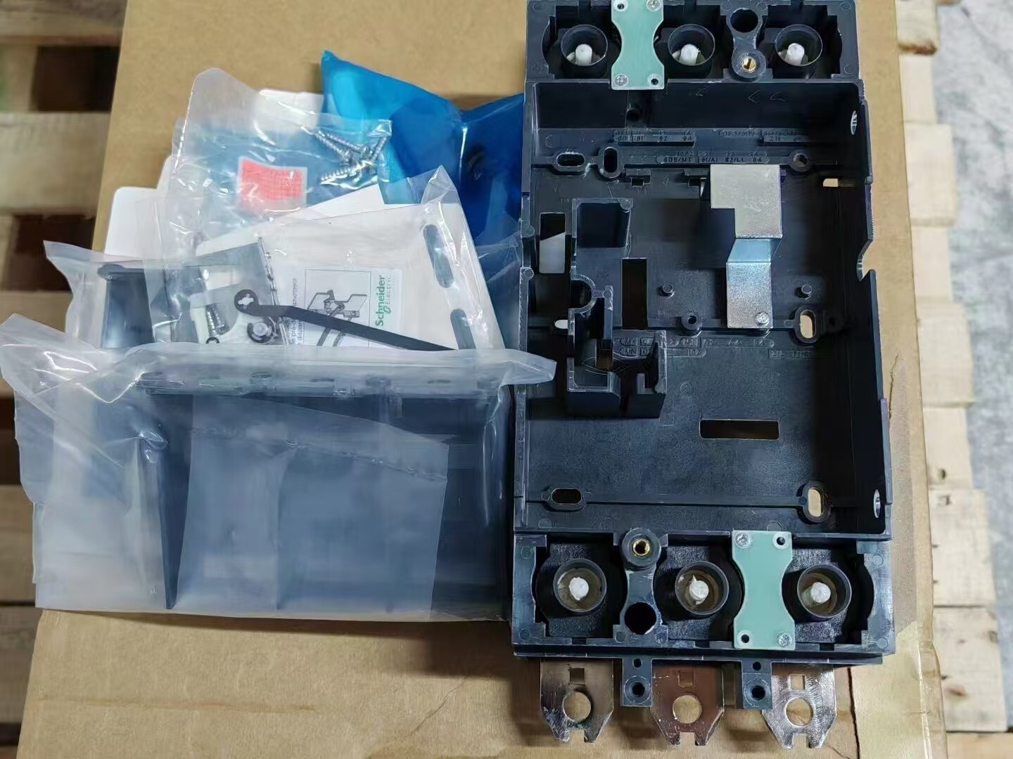 LV429289 Brand New Schneider ComPact NSX100/160/250 MCCB Plug In Kit ...