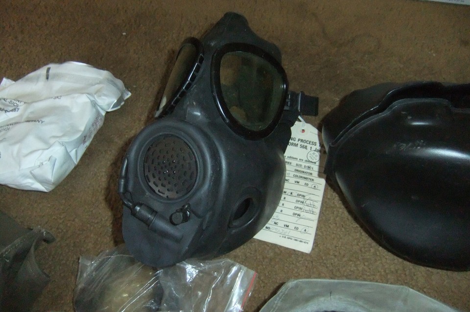 New Old Stock! US Military Issue M17 A2 Gas Mask + Filters,Gloves,Hood ...