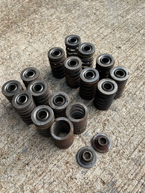 1955-86 Stock Small Block Chevy 16 Valve Springs & Keeper holders SBC ...