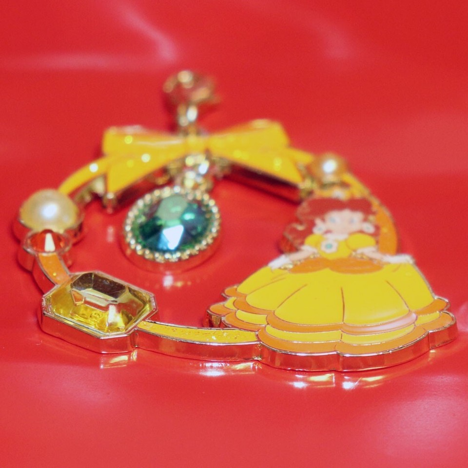 SUPER NINTENDO WORLD Princess Daisy Metal Charm Keychain USJ JAPAN ...