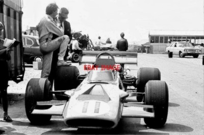 PHOTO AMERICAN ROY PIKE IN GOLD LEAF TEAM LOTUS THRUXTON 8.8.70 WHO ...