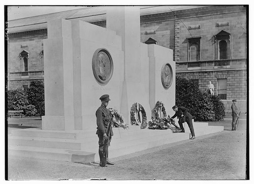 McCormack,wreaths,flowers,bas-relief,statues,Dublin,Ireland,Bain News ...
