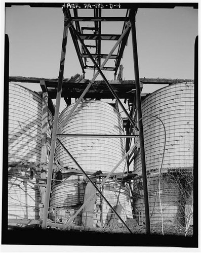 4. VIEW OF WEST FACADE OF MIDDLE SILO WITH PORTION OF SUPPORT STRUCTURE ...