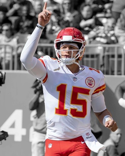 Pat Mahomes Chiefs Holding Finger Up 8x10 Photo Print | eBay