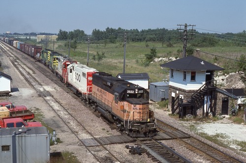 MH Original Slide MILW Milwaukee Road GP40 #2022+4 w/Train - Lake WI ...