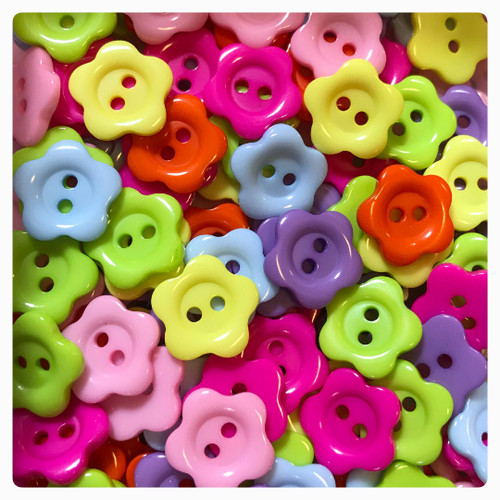 16 or 32 15mm plastic flower buttons Scrapbook Assorted 15mm plastic ...