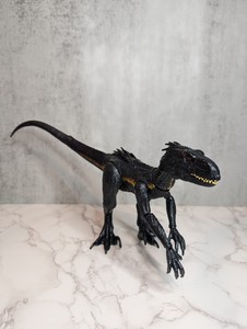 Jurassic World Indoraptor | Lowpi