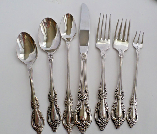 “Raphael” Distinction Deluxe Stainless by Oneida HH, 8 Place Setting ...