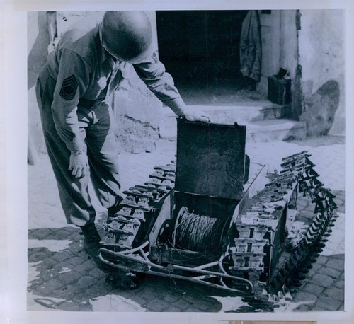 1944 WWII US Soldiers Examines German Doodlebug Tank Press Photo | eBay