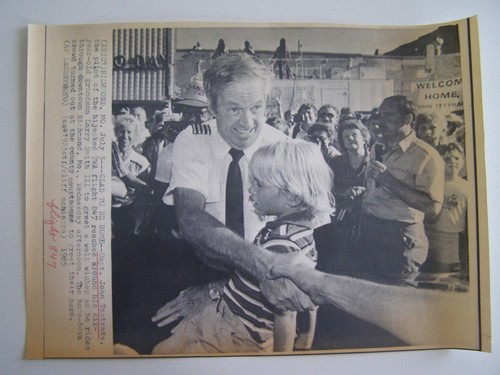 Vtg Wire Press Photo TWA 847 Hijacking 7/3/85 Capt John Testrake Glad ...
