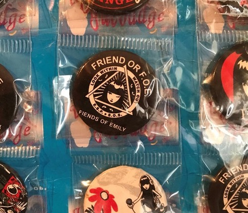 EMILY THE STRANGE - FRIEND OR F.O.E. - FIENDS OF EMILY - PIN BADGE | eBay