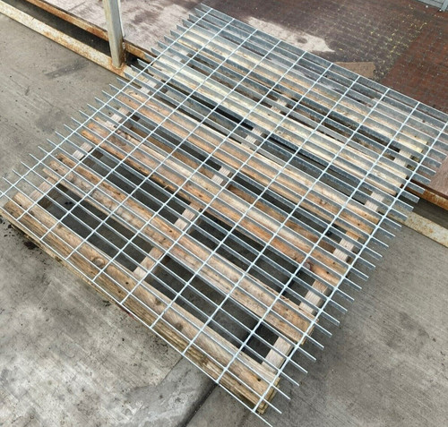 25mm x 3mm 41/100 Galvanised Open Mesh Steel Walkway Grid Grating 1m x ...