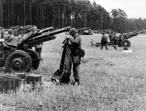 Soldiers of US army emplace guns which had just been dropped with - Old ...