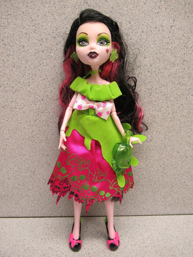 Monster High Scary Tales Snow Bite Draculaura Fashion Doll 2012 Mattel ...