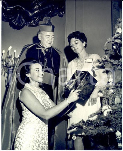 1968 SAN FRANCISCO Joseph McGUCKEN riceve doni dalle signore DURYEA e ...