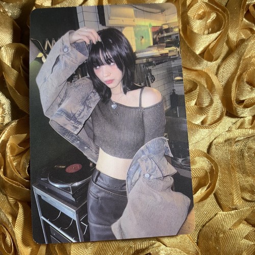 Ryujin ITZY UNTOUCHABLE Edition Celeb K-POP Girl Photo Card Gray Jeans ...