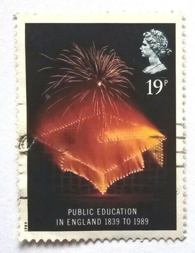 Great Britain stamps - Mortar Board 19p British penny 1989 Sg:GB 1432 ...
