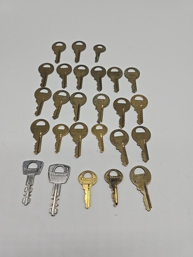 Lot Of 26 Master Lock Keys Masterlock Lion Antique Vintage Old Hardware ...