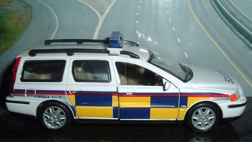 rare diecast-police-car 1/43 VOLVO V70 "POLICE"(GB) 2000 - battenberg ...