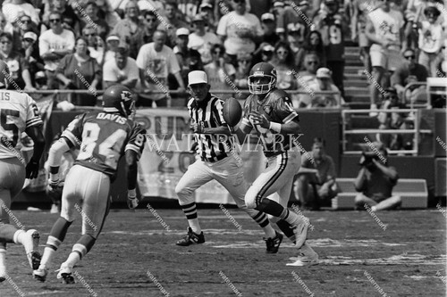 DV811 Joe Montana KC Chiefs Roll Out Football 8x10 11x14 16x20 Photo | eBay