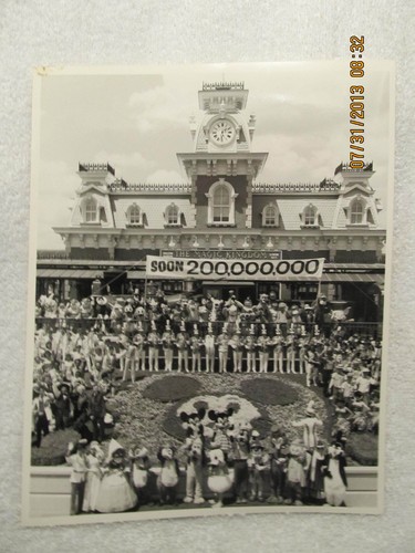 Vintage Press Photo Walt Disney World Prepares for 2 Millionth Guest ...