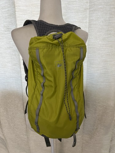 REI Co-Op Flash 18 Green Lightweight Backpack Packable for Travel ...