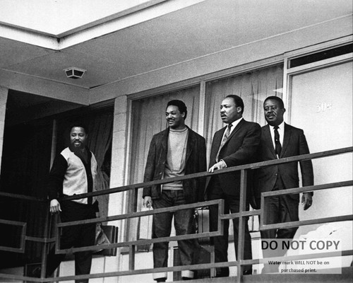 MARTIN LUTHER KING, JR. ON THE BALCONY OF THE LORRAINE MOTEL 8X10 PHOTO ...