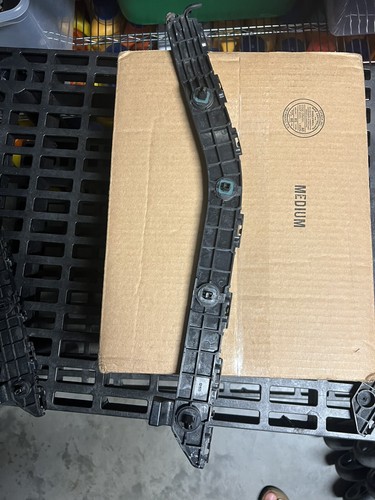 TOYOTA SIENNA 2011-2020 REAR BUMPER Right SIDE RETAINER BRACKET OEM ...
