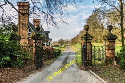 Photo 6x4 Gates and lodge to Moor Park Overton/SO5072 Gates and lodge ...