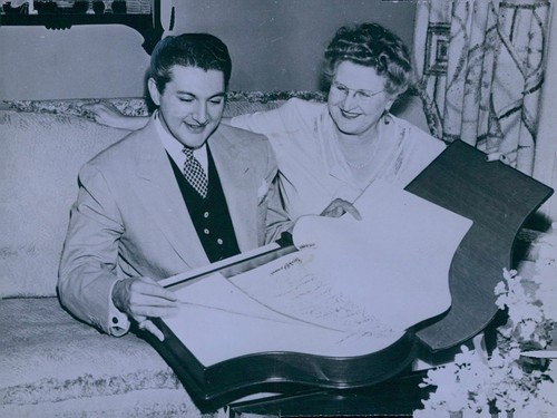 1954 LIBERACE & Mother Look Over Visitors Book Press Photo | eBay