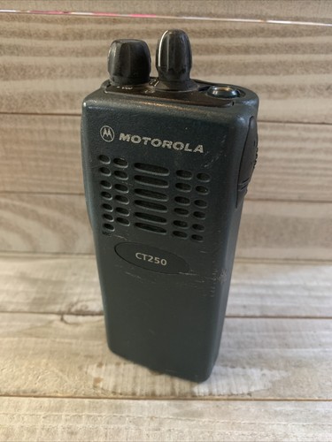 Motorola Ct250 Portable UHF 16 CH 4 Watt Radio AAH34RDC9AA2AN W ...