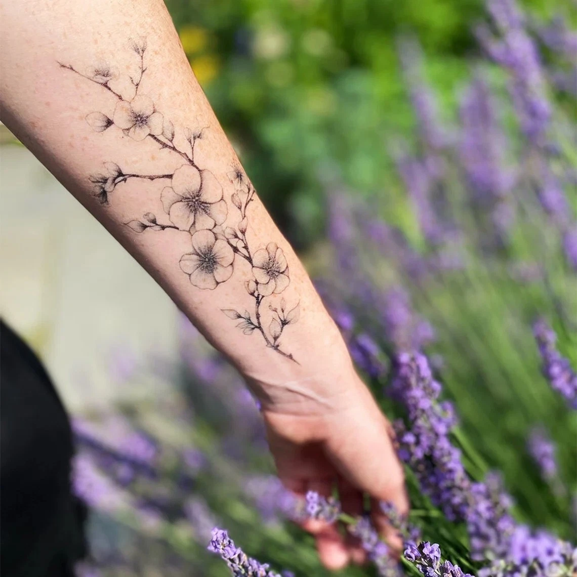 Tatuaje Realista De Flor De Cerezo