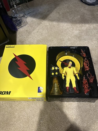 Mezco Zoom Reverse Flash One:12 Scale Figure All Hands And Stand And ...