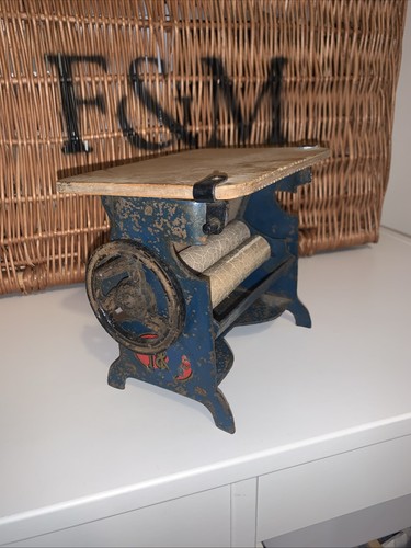 VINTAGE CIRCA 1930’S CHILD'S WASHING MANGLE/WRINGER - METAL & WOOD BY M ...