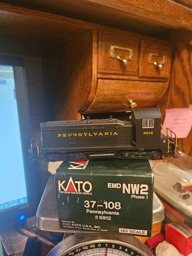 Kato HO scale PRR / Pennsylvania #5912 EMD NW2 Phase 1 item 37-108 DC ...