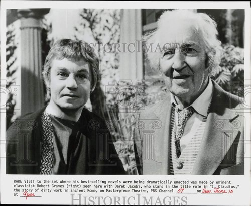 Press Photo Derek Jacobi and Robert Graves on set of "I, Claudius," on ...