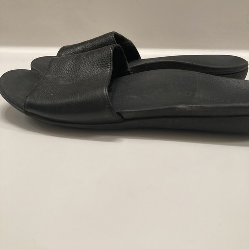 EUC Vionic Slides Black 6.5