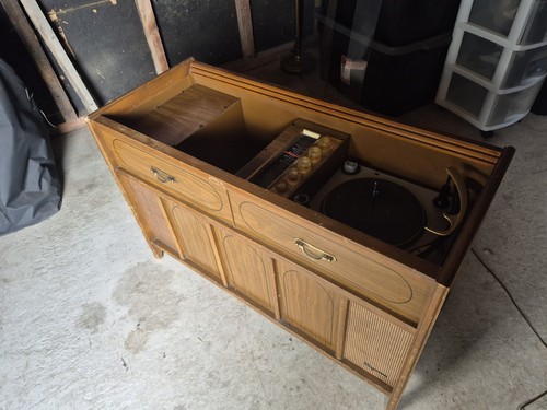 Vintage stereo, with AM/FM Radio & Storage, Floor Model, Walnut wood ...