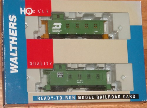 HO WALTHERS 30' 4-WINDOW CABOOSE CB&Q STYLE 2-PK BURLINGTON NORTHERN BN ...