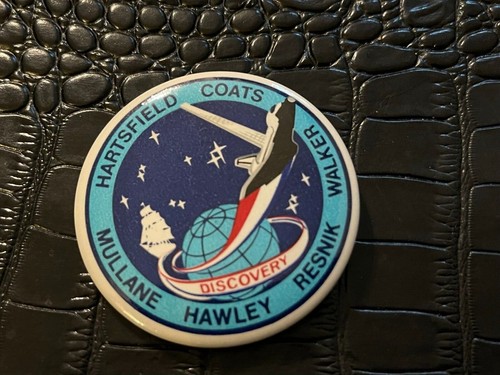 VINTAGE NOS PINBACK #42 - SPACE SHUTTLE DISCOVERY - COATS - WALKER etc ...