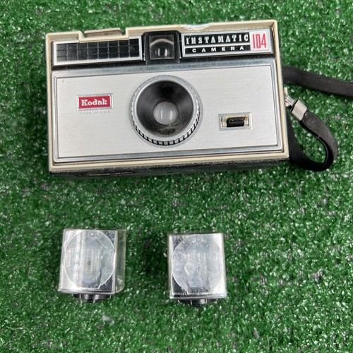 Vintage Kodak Instamatic 104 Film Camera With 2 Sylvania Flash Cubes | eBay
