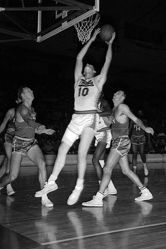 Red Kerr Of The Syracuse Nationals Shoots 1960S Old Basketball Photo 19 ...