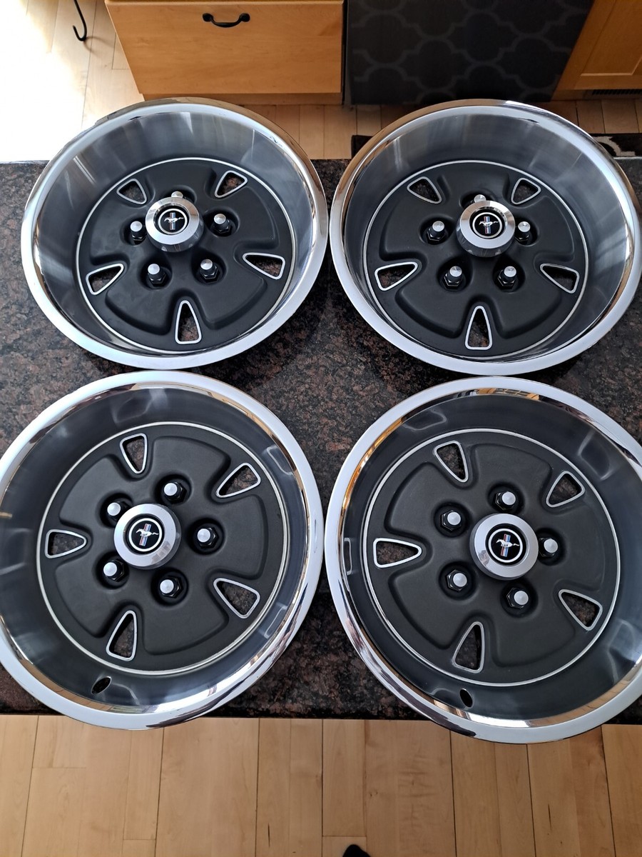 1970 Mustang Fastback Hubcaps No Reserve: 1970 Ford Mustang Coupe