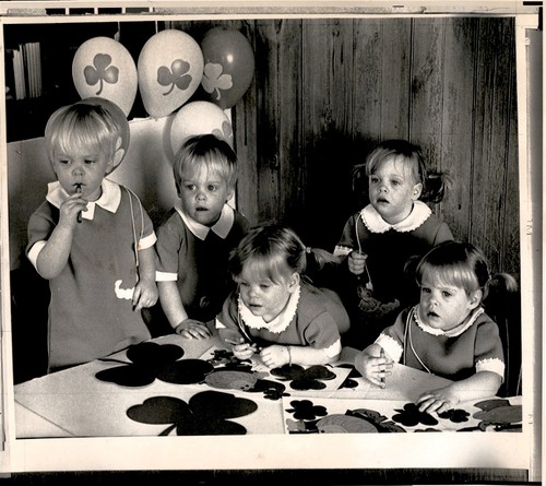LD343 1972 AP Wire Photo THE KIENAST QUINTUPLETS AT PLAY Coloring with ...