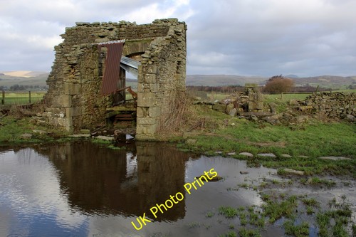 Photo 6x4 High Lanshaw Eldroth Stone barn of High Lanshaw on the verge ...