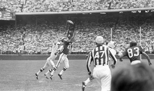 Philadelphia Eagles back Tommy McDonald strains catch ball thro- 1962 ...